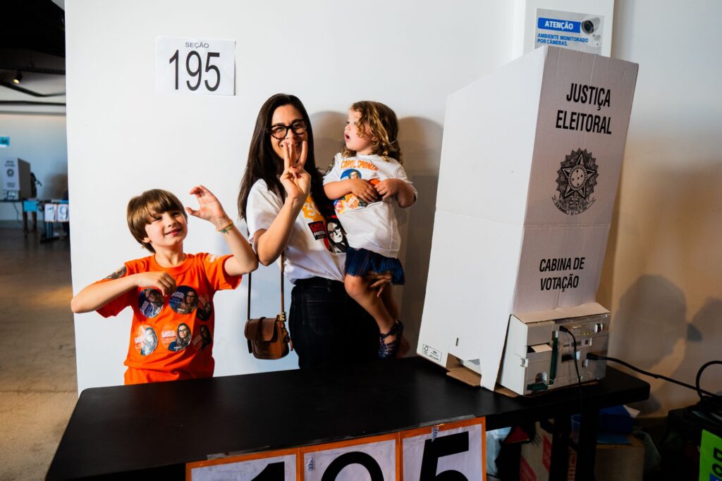 Carol Sponza vota na companhia dos filhos e avalia: "Conseguimos fazer ...